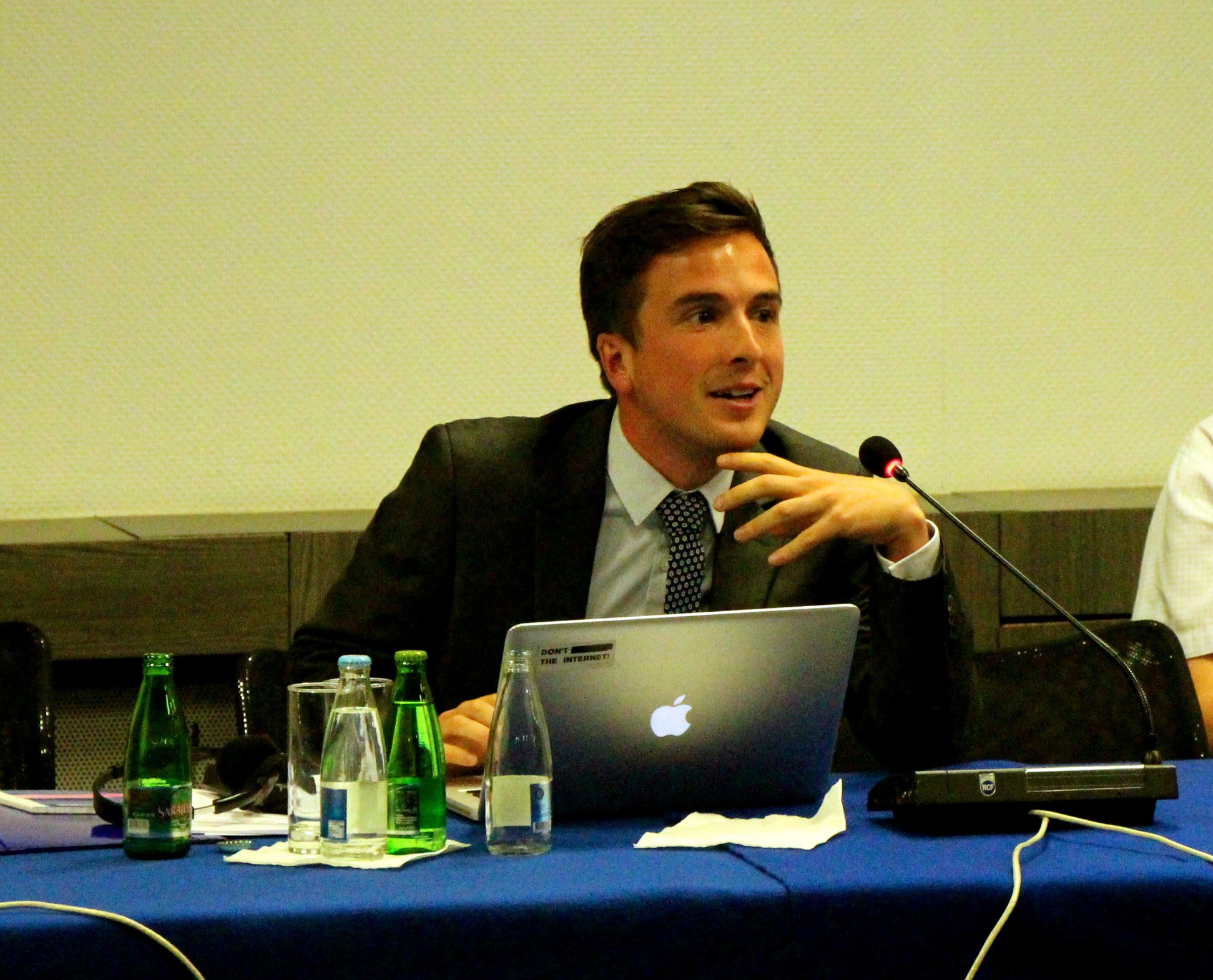 Andrew Smith: Ne glasati za političare koji koriste govor mržnje | MC ...