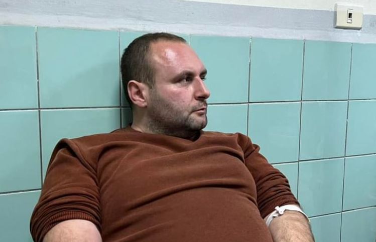 U Albaniji napadnut novinar i njegova supruga | MC_ONLINE